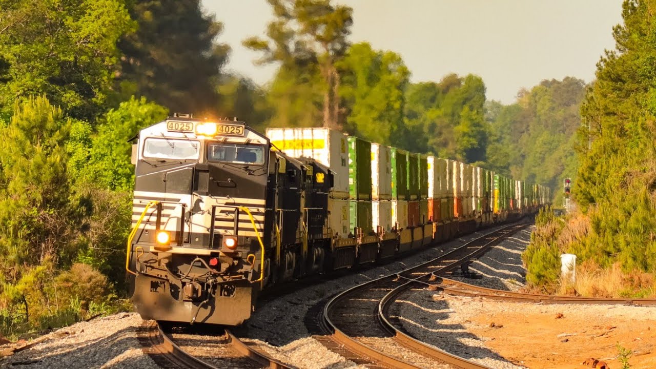 NS AC44C6M #4025 leads 204 - YouTube