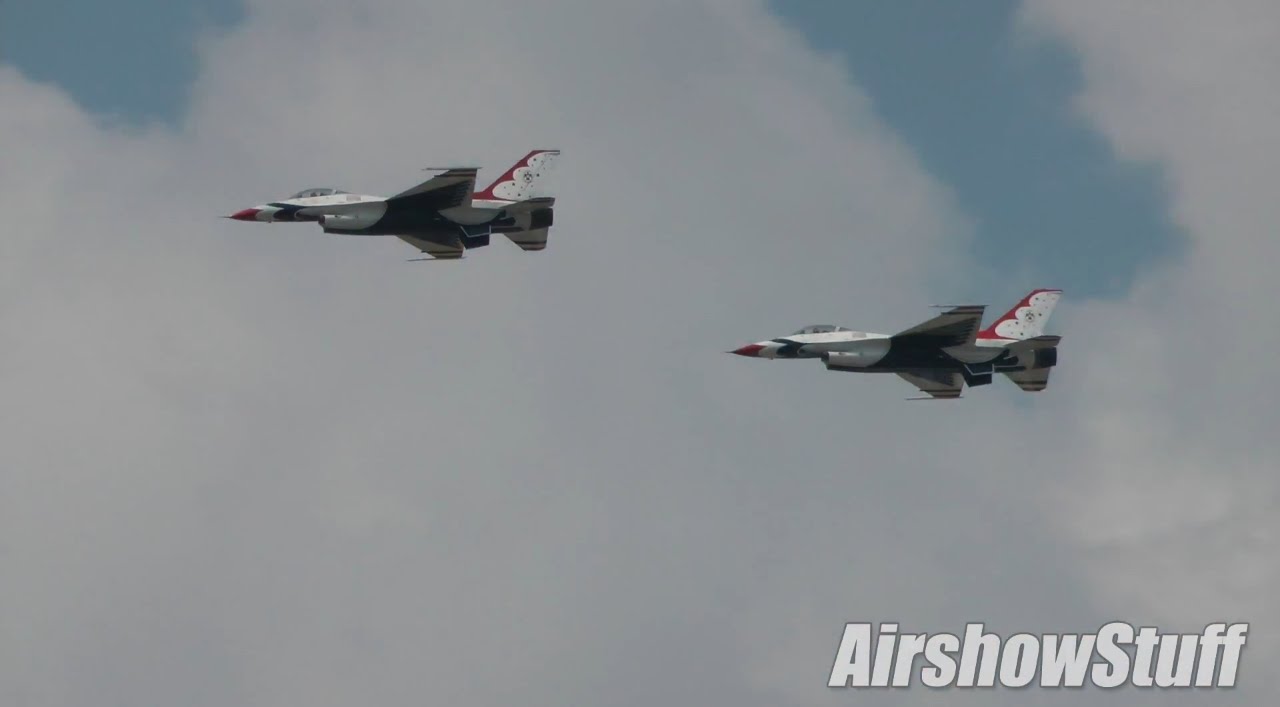 USAF Thunderbirds Dual Sneak Pass - Thunder Over Michigan 2014 - YouTube