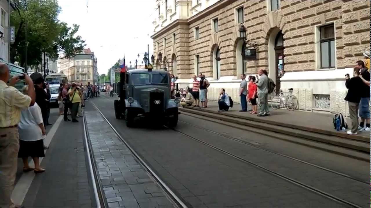 Tatra 27 na štarte v Bratislave 1.máj 2012 - YouTube