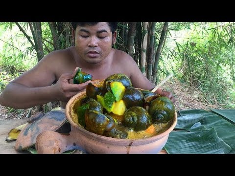 Cooking Snail Curry Soup - Cook Curry Snail soup eating Delicious - YouTube