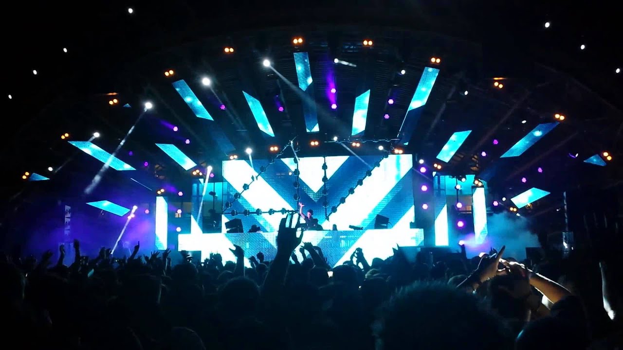 AVICII @ Ushuaia - Ibiza 11.08.2013 - Long Road To Hell - YouTube