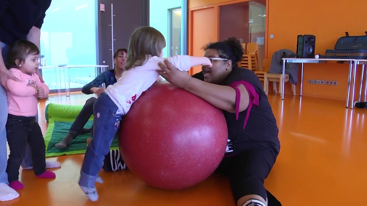 Baby cirque au RAM - YouTube