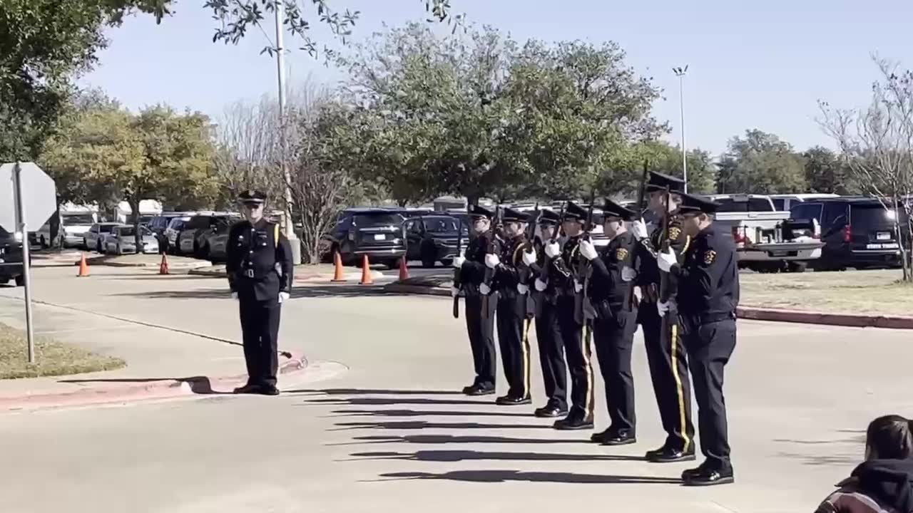 Salutes in honor of Navasota Police Sgt. Mark Butler - YouTube