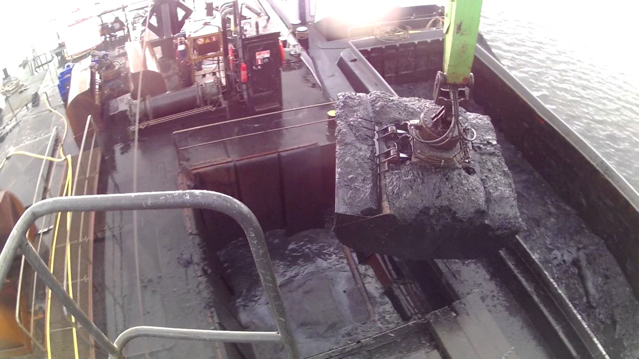 Sennebogen 870R with Kinshofer 6000 liter grab unloading motorfreighter ...