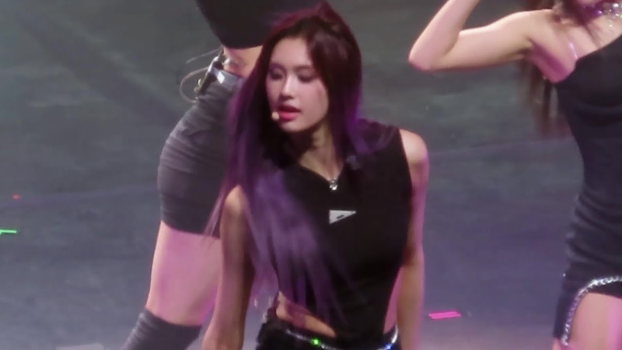 231122 EVERGLOW 에버글로우 'SLAY' #Aisha #아샤 focus 직캠 - YouTube