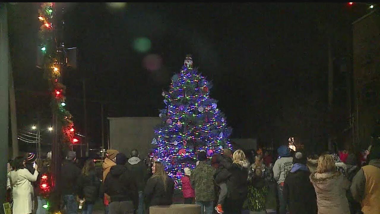 Tree lighting illuminates city's Small Business Saturday - YouTube