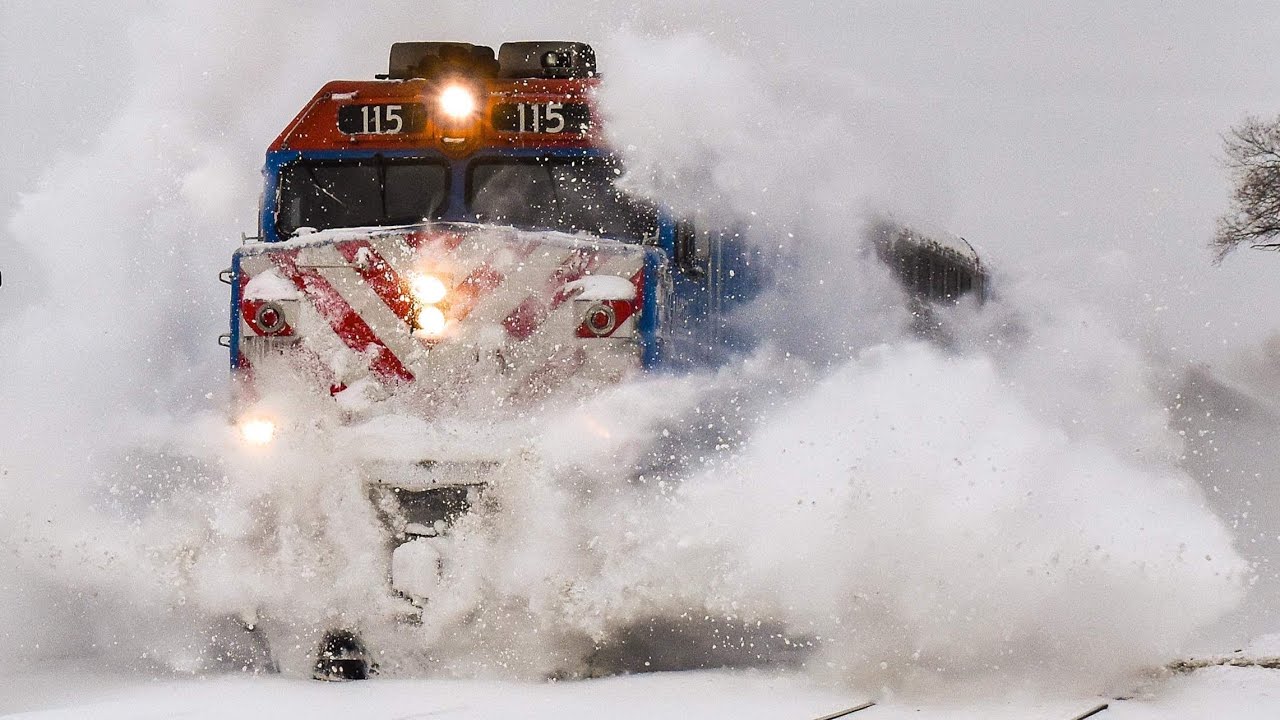 Drift Busting - Trains In The Snow at Lockport, IL - YouTube