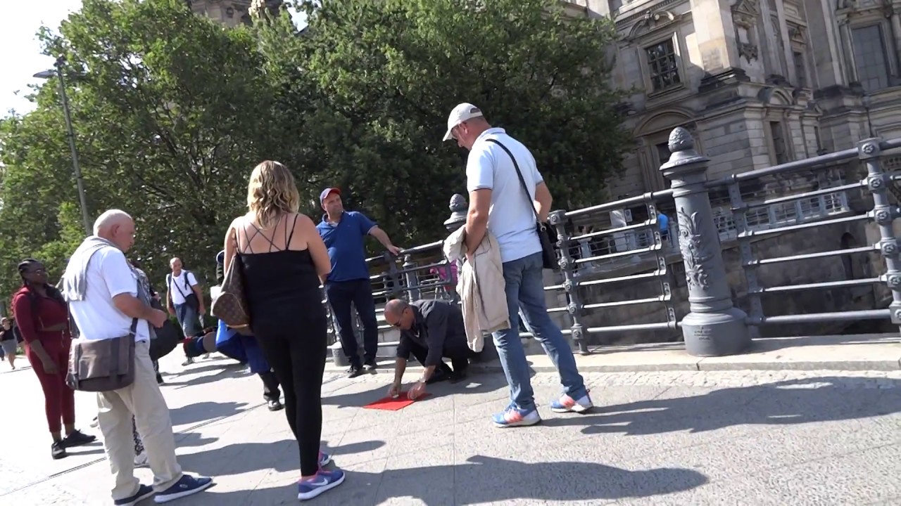 Shell-game scam in Berlin - YouTube