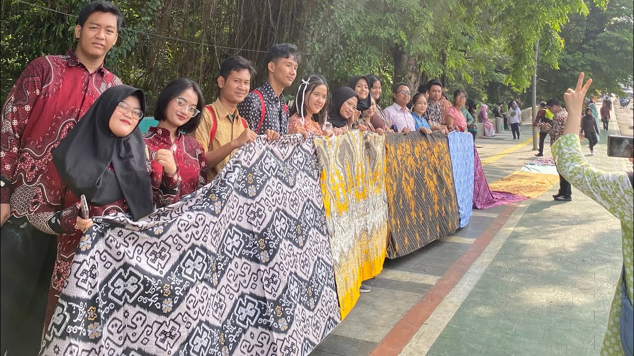 PEMBENTANGAN BATIK di Kebun Raya Bogor 'National Batik Days' - Task 2 ...