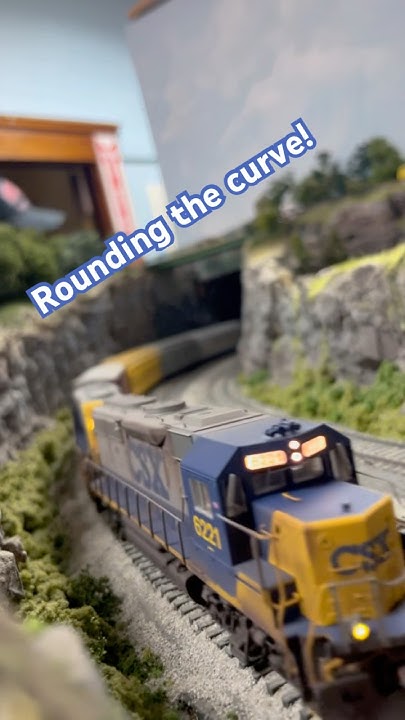 CSX model train rounds the curve - YouTube