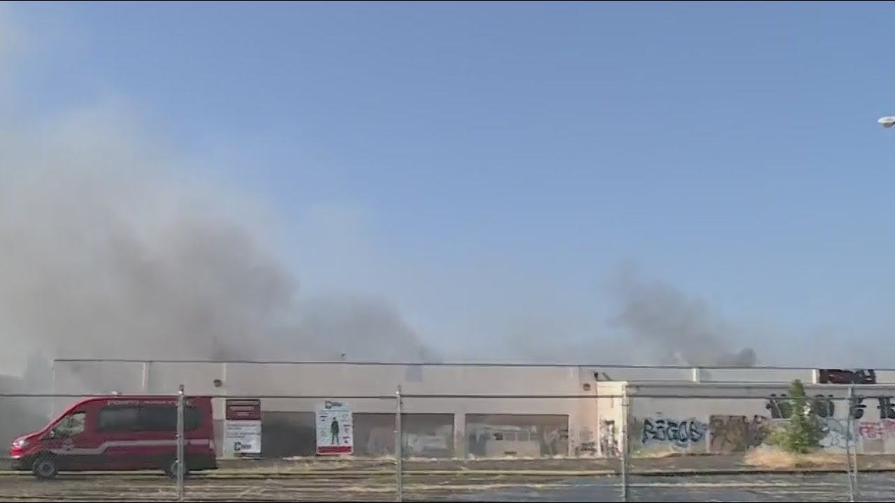 Crews battle heavy blaze in old NE Portland Kmart building - YouTube