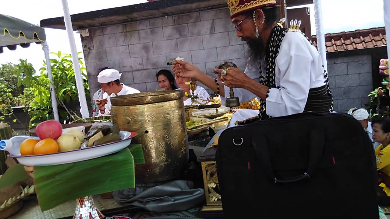 Bali ritual piodalan Merajan - YouTube