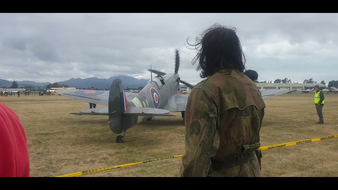 Spitfire Mark 9 start up merlin engine amazing sound - YouTube