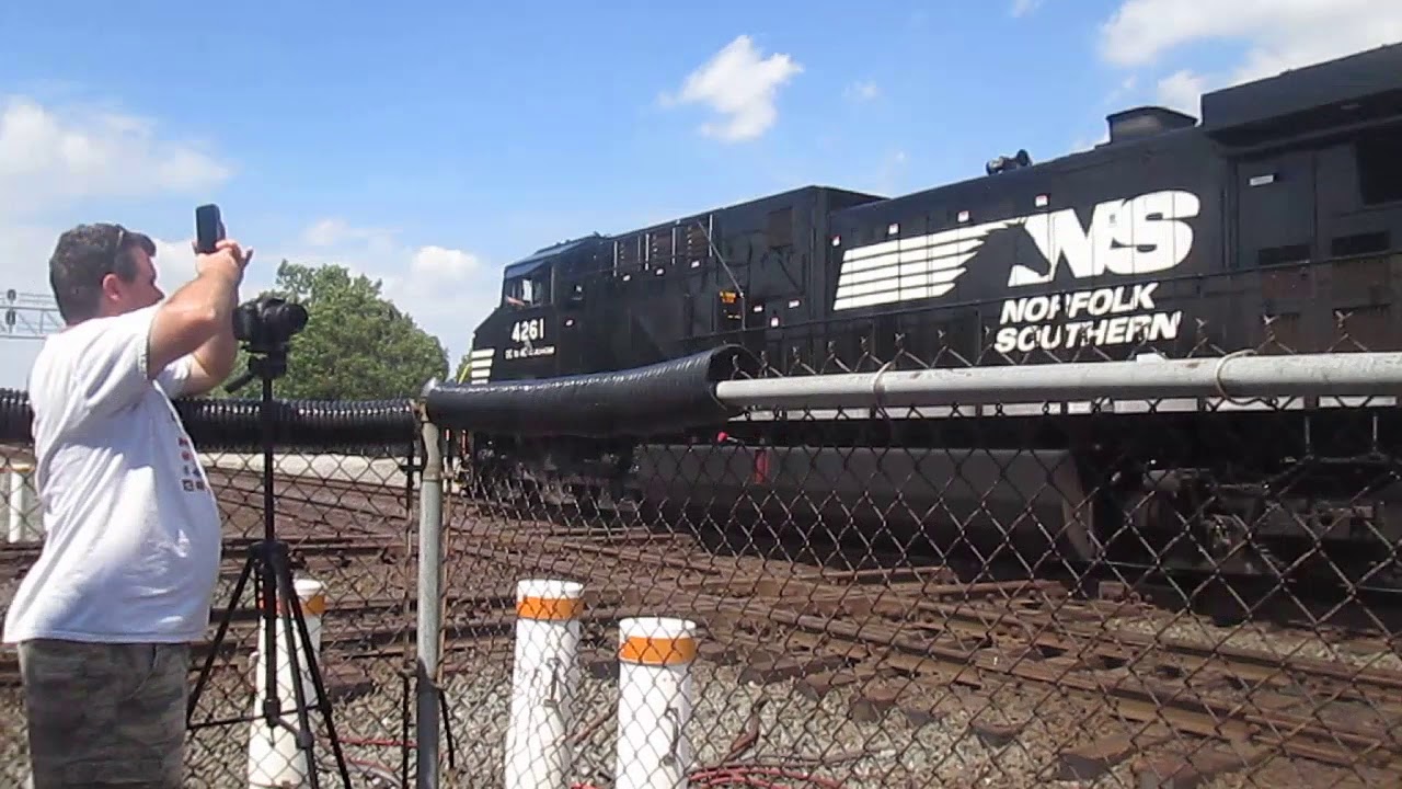 Norfolk Southern northbound short mixed freight train in Marion Ohio ...