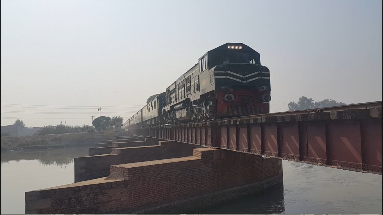 Pakistan Railway || Awam Express & Jaffar Express Passing Through upper ...