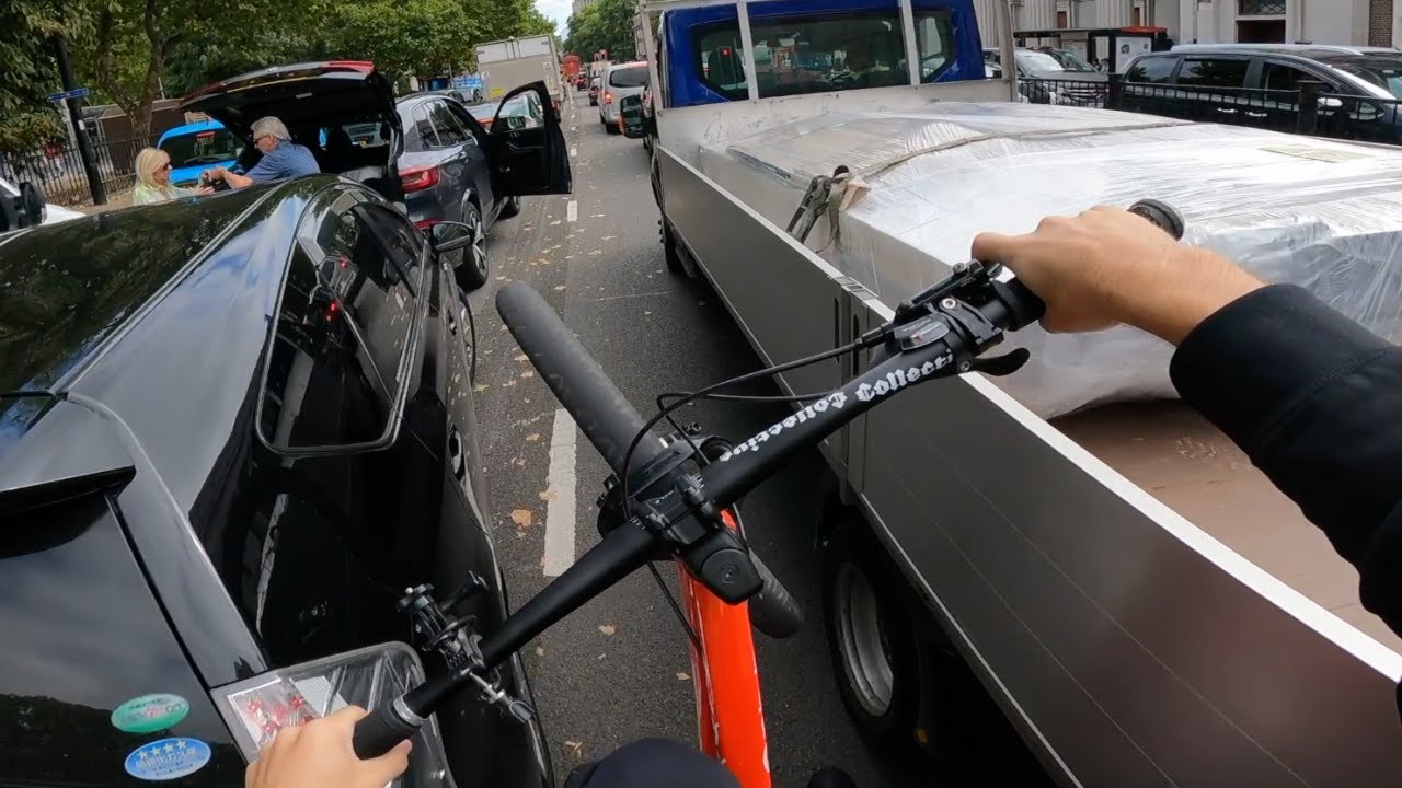 IL SE BROSSE LES DENTS DANS SA VOITURE 😂 - YouTube