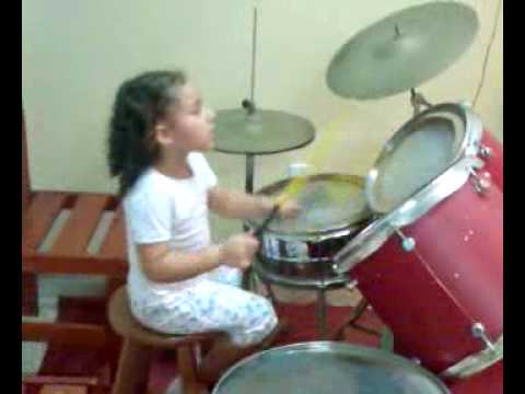 Giovana na batera!!!.3gp