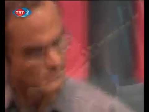 Quentin Tarantino playing the Turkish instrument ''saz''