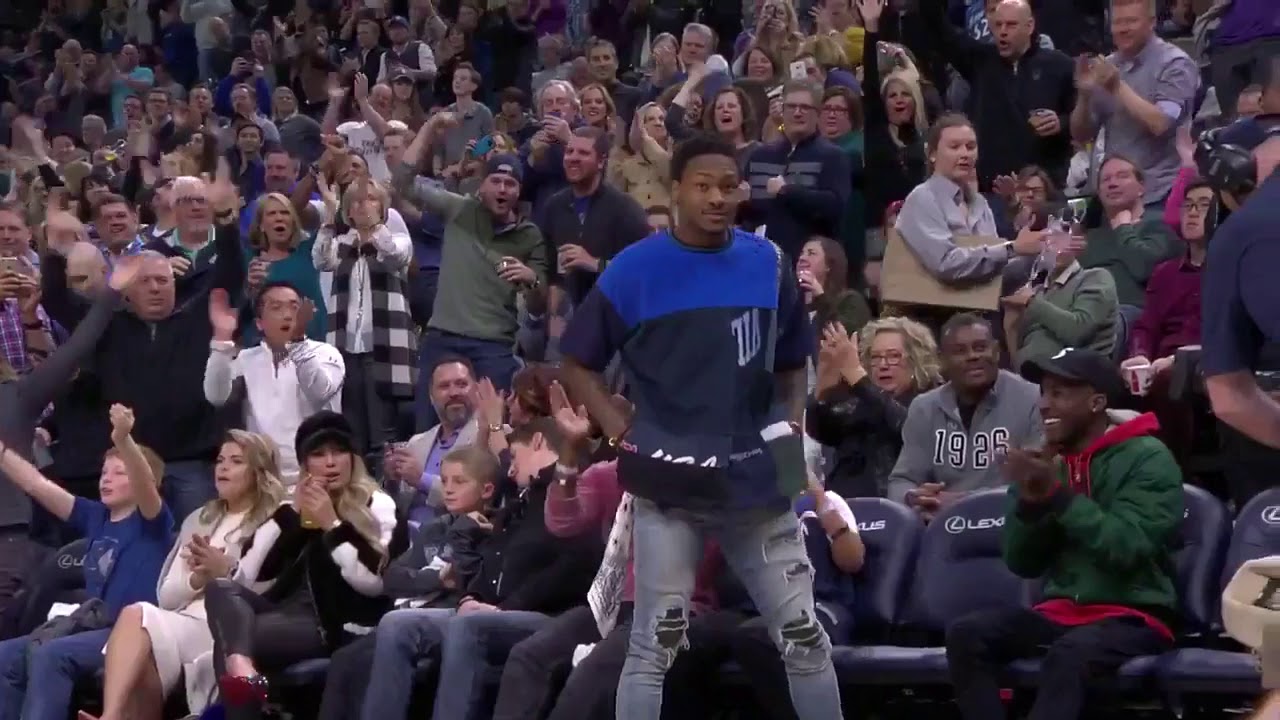 Stefon Diggs standing ovation at Timberwolves game - YouTube