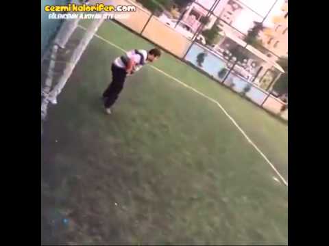 Halı Sahada Komik gol yiyen Komik kaleci :D