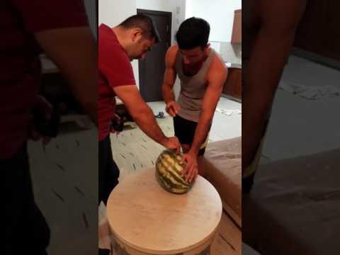 Adam tek parmağıyla karpuzu kırdı parmağı kirilmadi