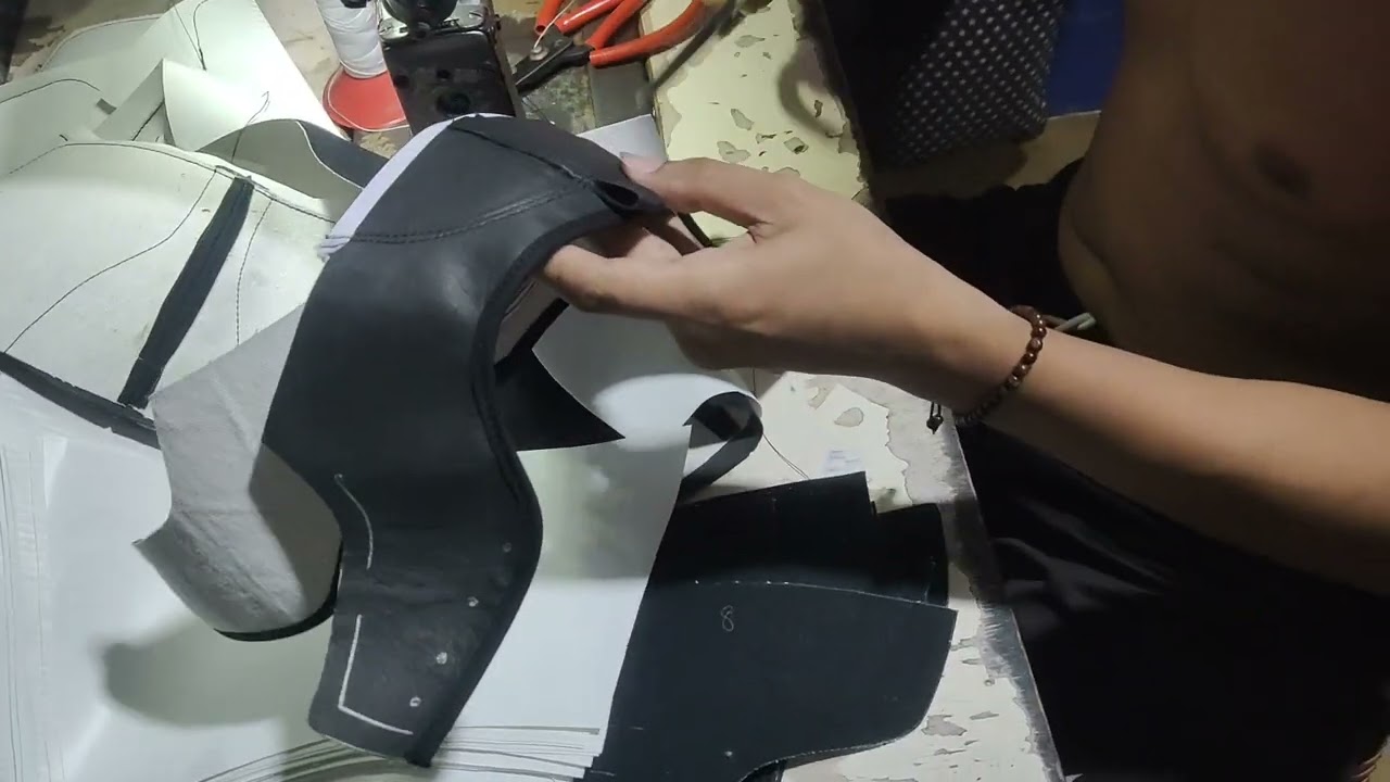 PROSES PEMBUATAN UPPER SEPATU FULL KULIT - YouTube