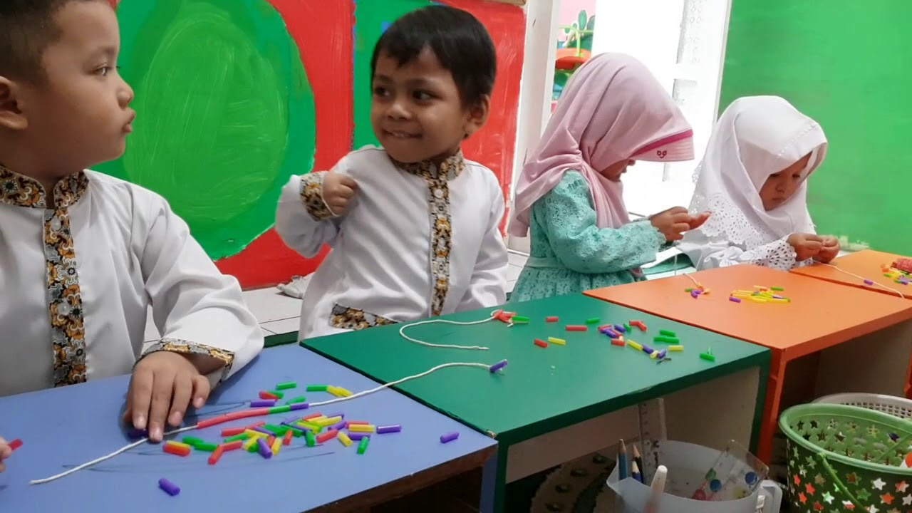 Arga dan Kawan Bermain di Playgroup Membuat Kerajinan Tangan - YouTube