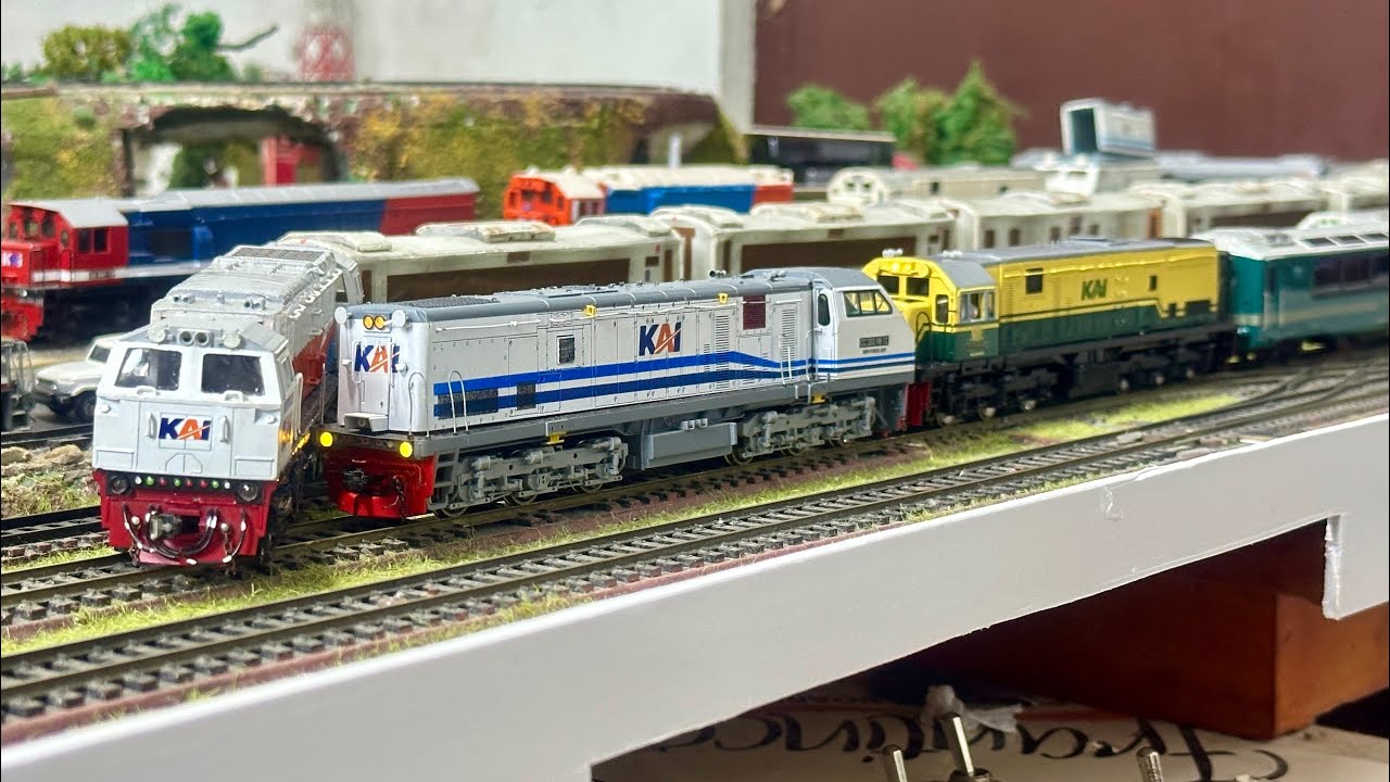 Drama kereta api Double traksi CC201 Vintage & CC203 WnB Menabrak KA ...