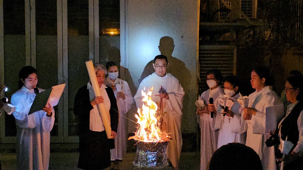 Easter Vigil - Blessing Of The New Fire And Lighting Of The New Paschal ...