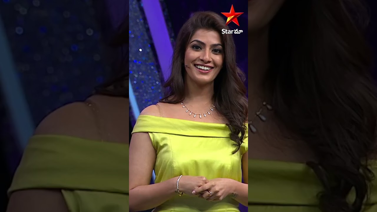 Varalaxmi Hot In Vijay Awards