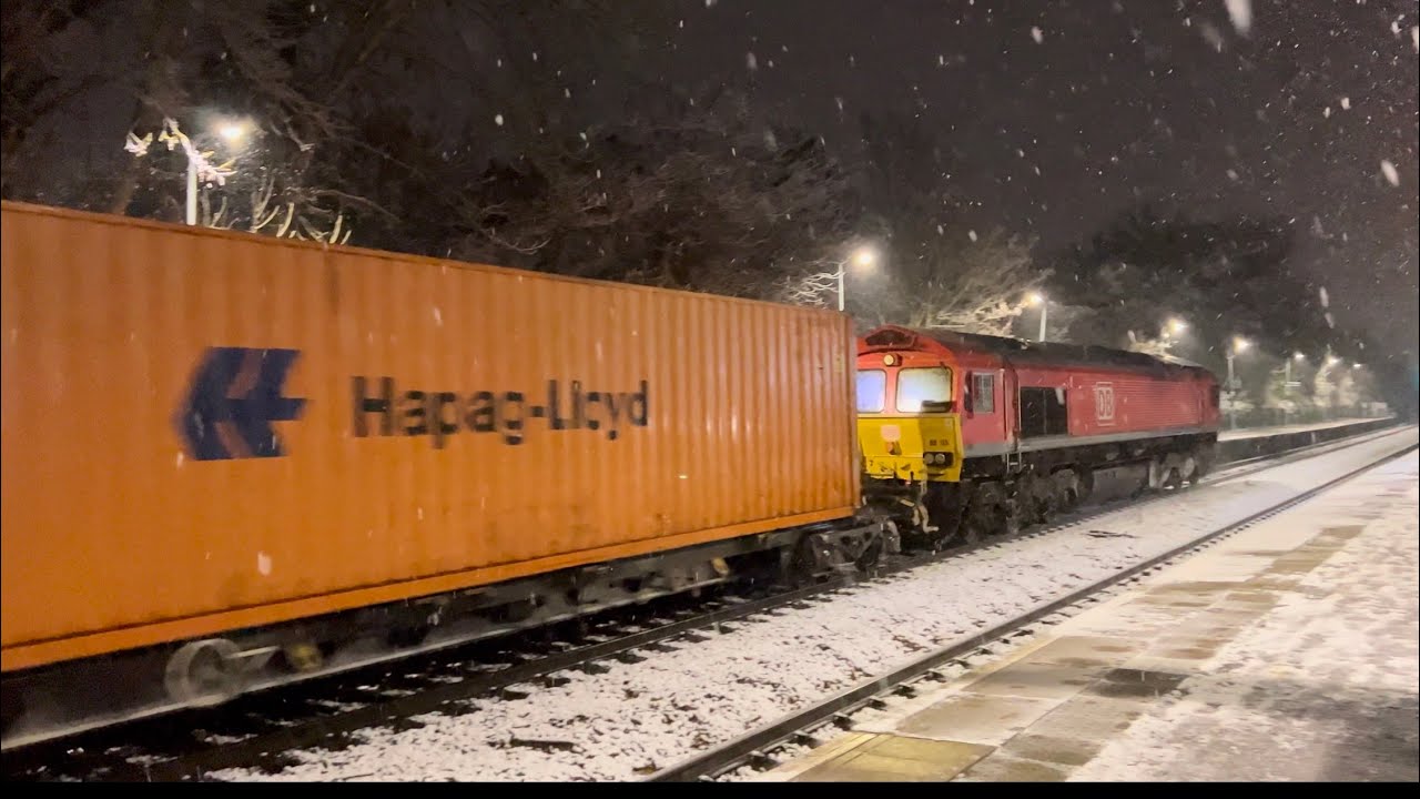 Class 66 66115 4O52 Masborough F.D to Soton W Docks Berth trains in the ...