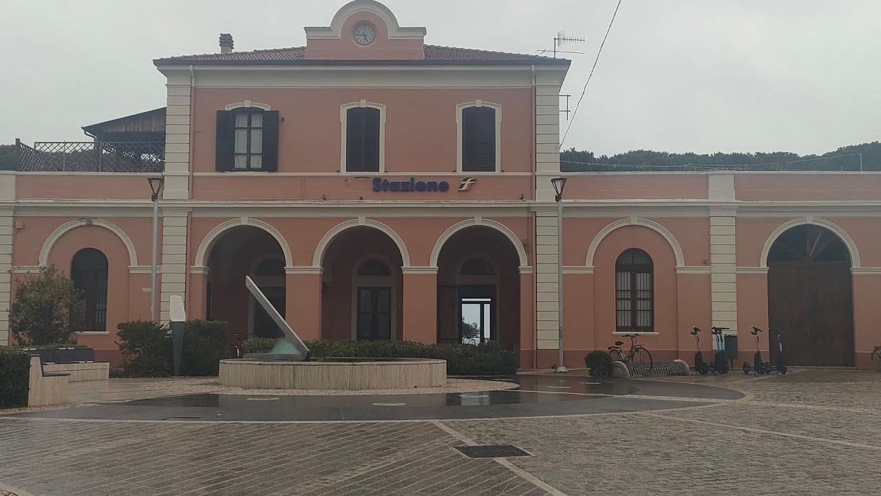 Treni pomeridiani e serali alla stazione di Pineto-Atri - YouTube