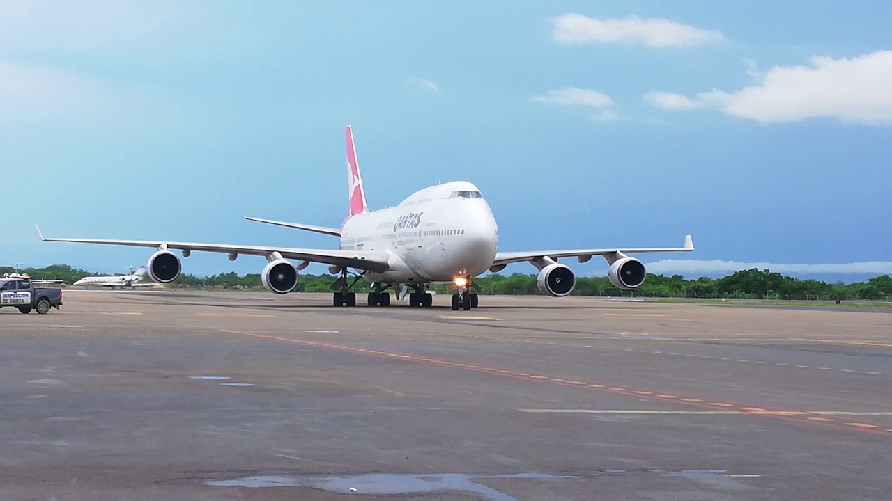 Boeing 747-400 Qantas en Cartagena Colombia - YouTube