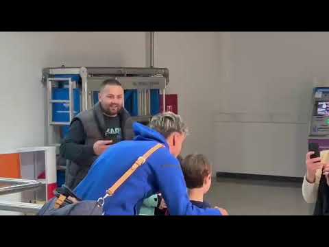 Esmir Bajraktarević i Kerim Alajbegović s fanovima na Aerodromu Sarajevo