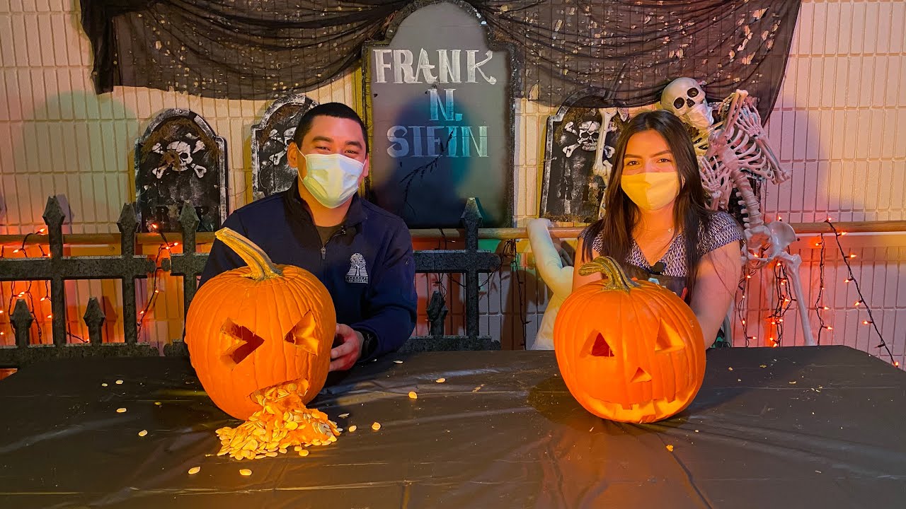 How to Carve a Pumpkin / Como escarbar y tallar una calabaza - YouTube
