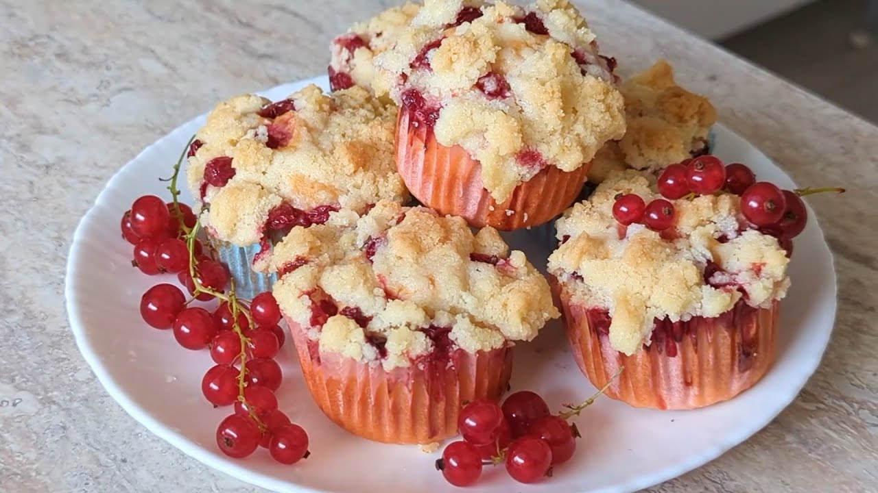 Red Currant Muffins with Crumb Topping – So Easy and Irresistibly Good ...