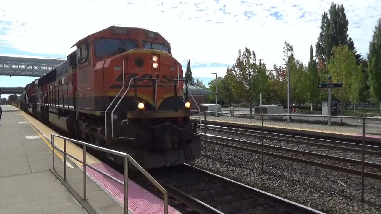 (Northbound) BNSF 286 leads Job 704 through the Auburn Station. - YouTube