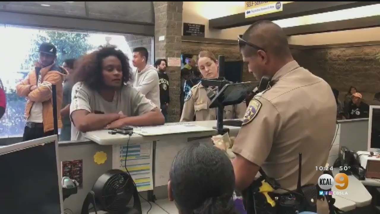 CHP Officer Helps Woman Communicate With DMV Workers Using ASL - YouTube