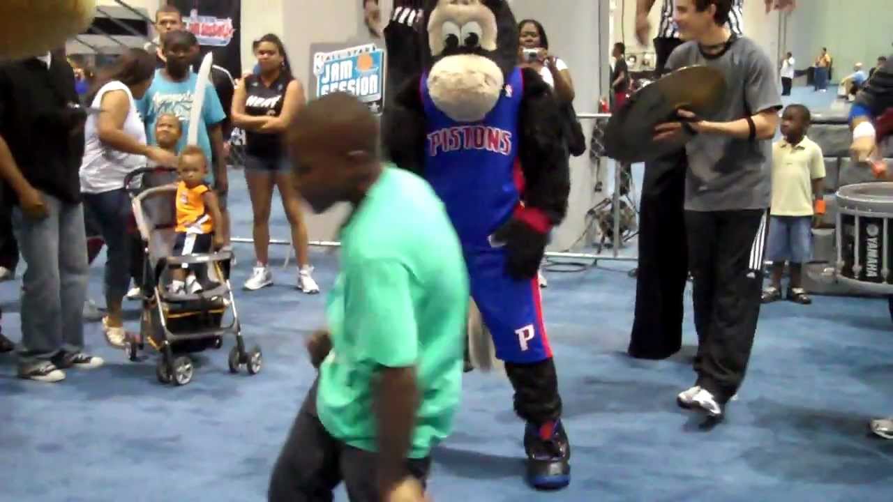 Mascot Dance Off at NBA All Star 2012 - YouTube