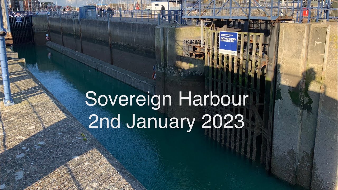 Speed boat leaves Sovereign Harbour lock Eastbourne Timelapse - YouTube