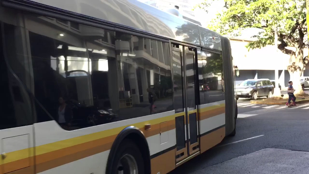 TheBus Honolulu 2015 NewFlyer XD60 #189 on Route C leaving Bus Stop ...
