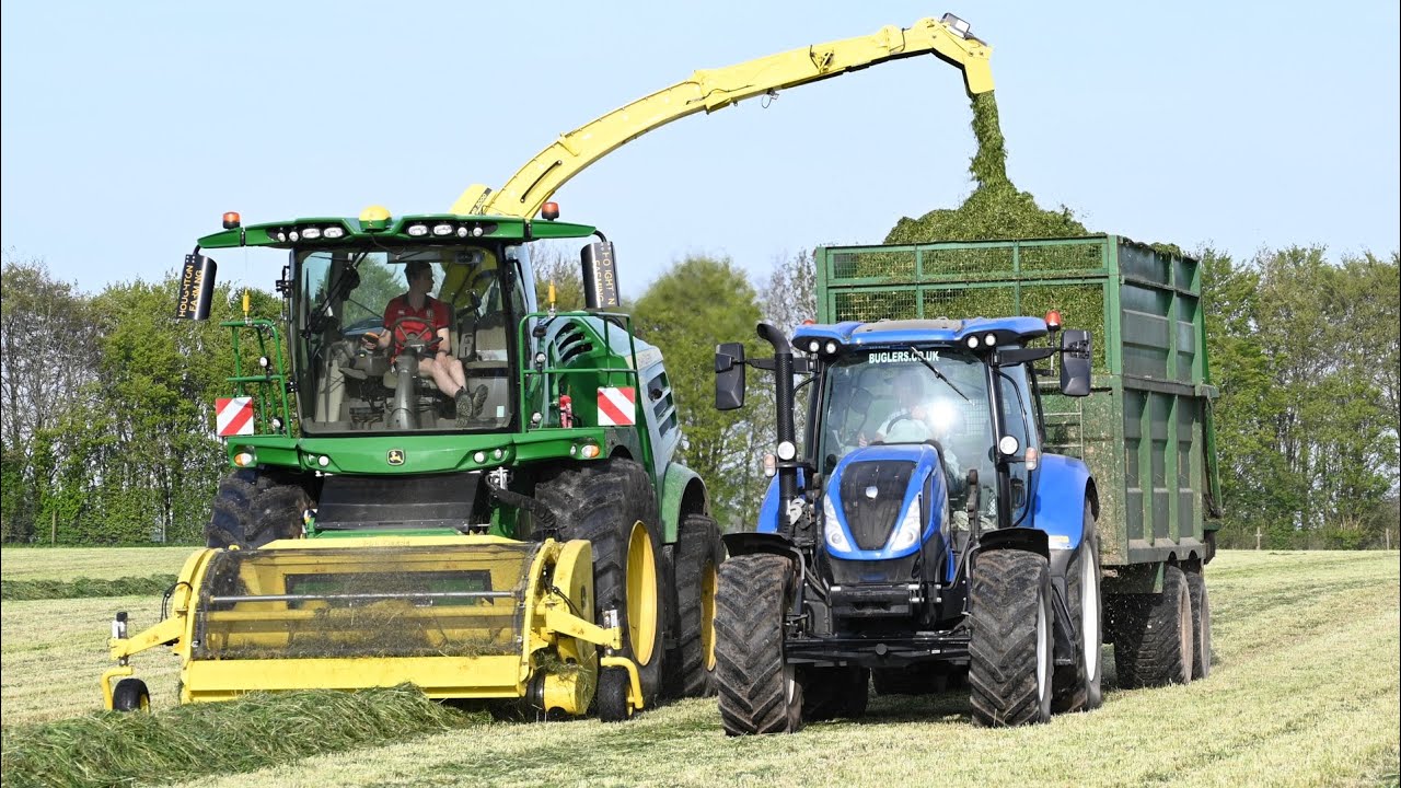 Silage 2023 - Lifting Grass with John Deere 8500i and New Holland ...