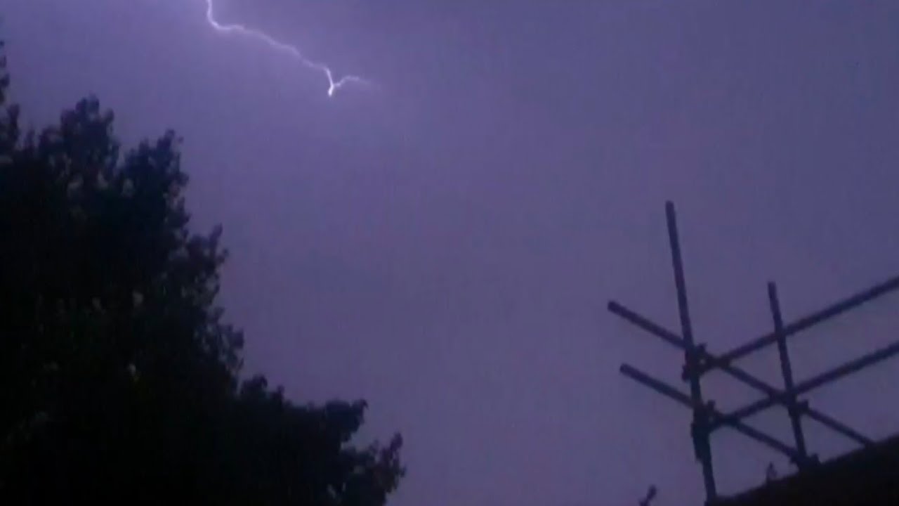 Scary Thunder And Lightning In London 😦 - YouTube