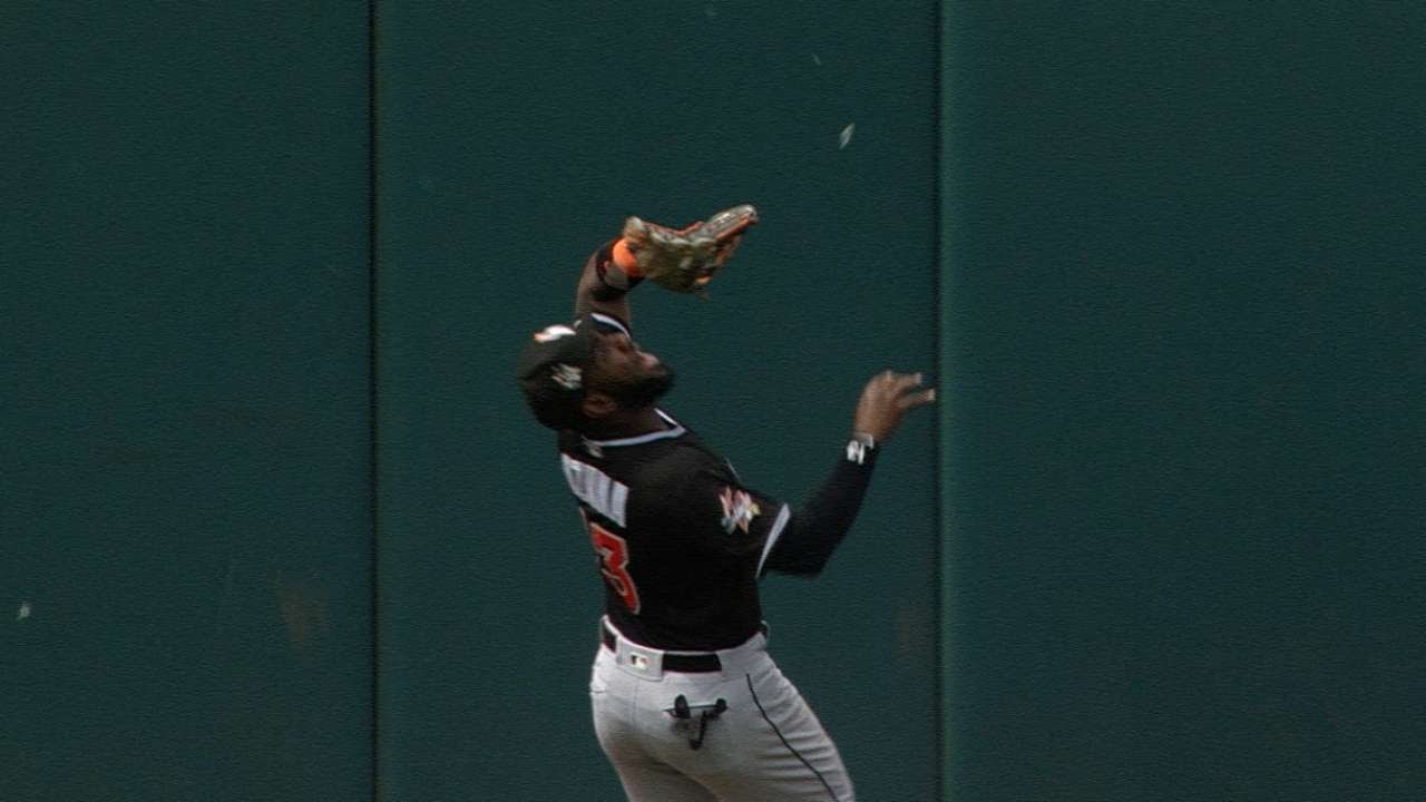 MIA@PHI: Ozuna makes awkward over-the-shoulder catch - YouTube