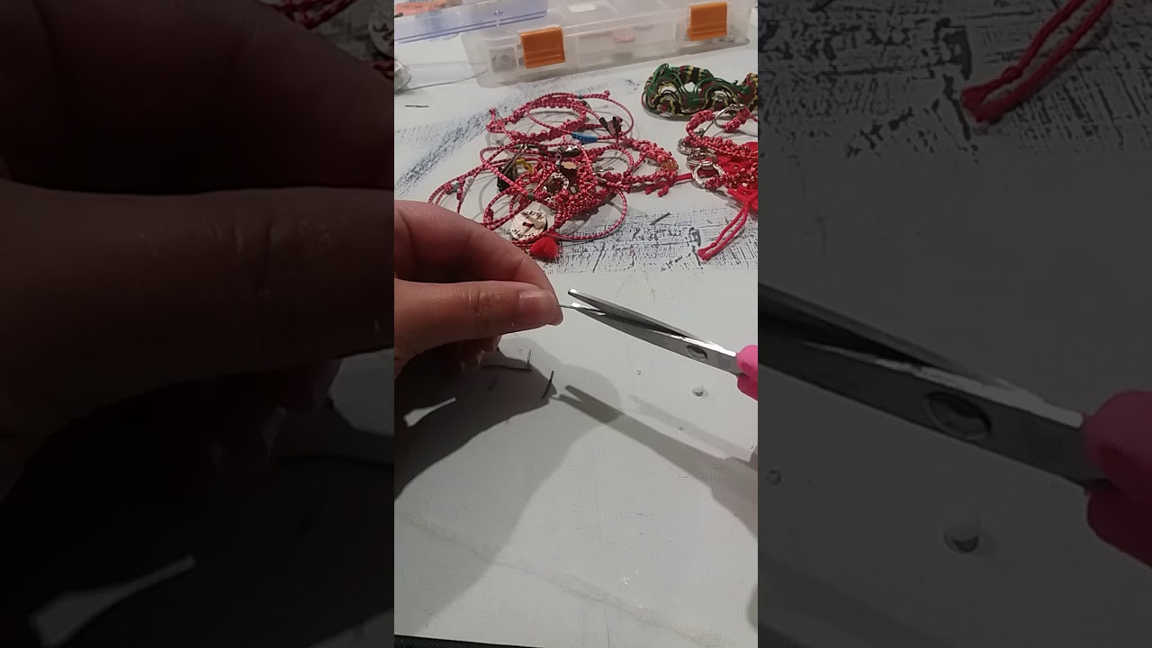 Πώς περνάω το κορδόνι στη χάντρες, όταν δυσκολεύομαι ;;;; - YouTube