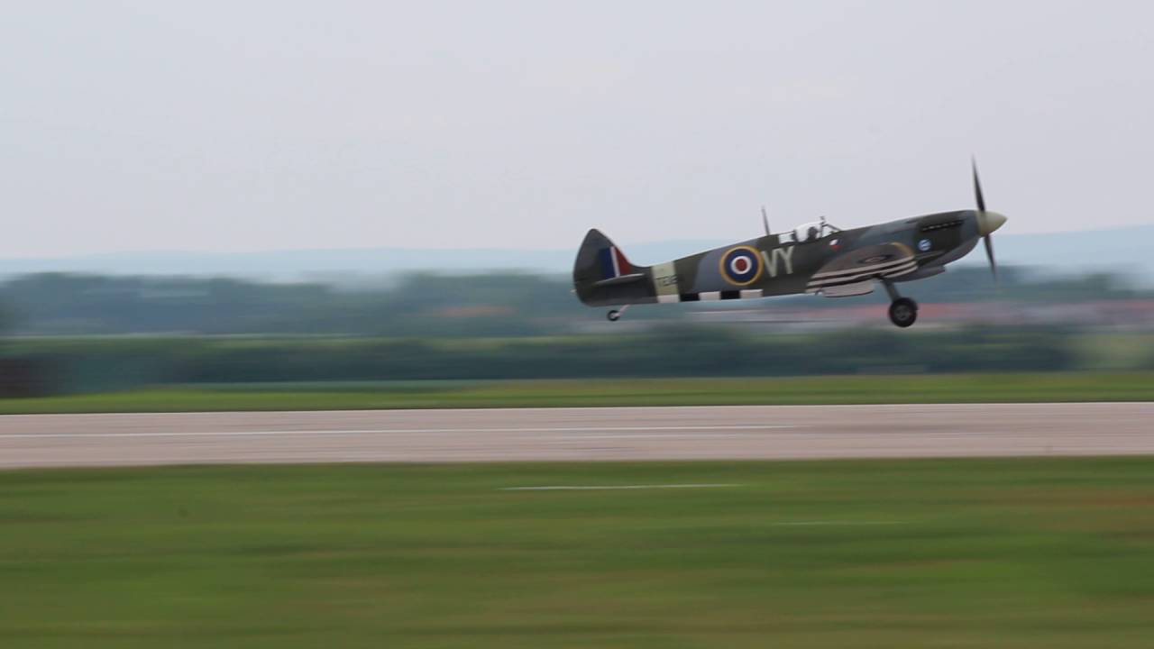 Spitfire Mk IX take off - YouTube
