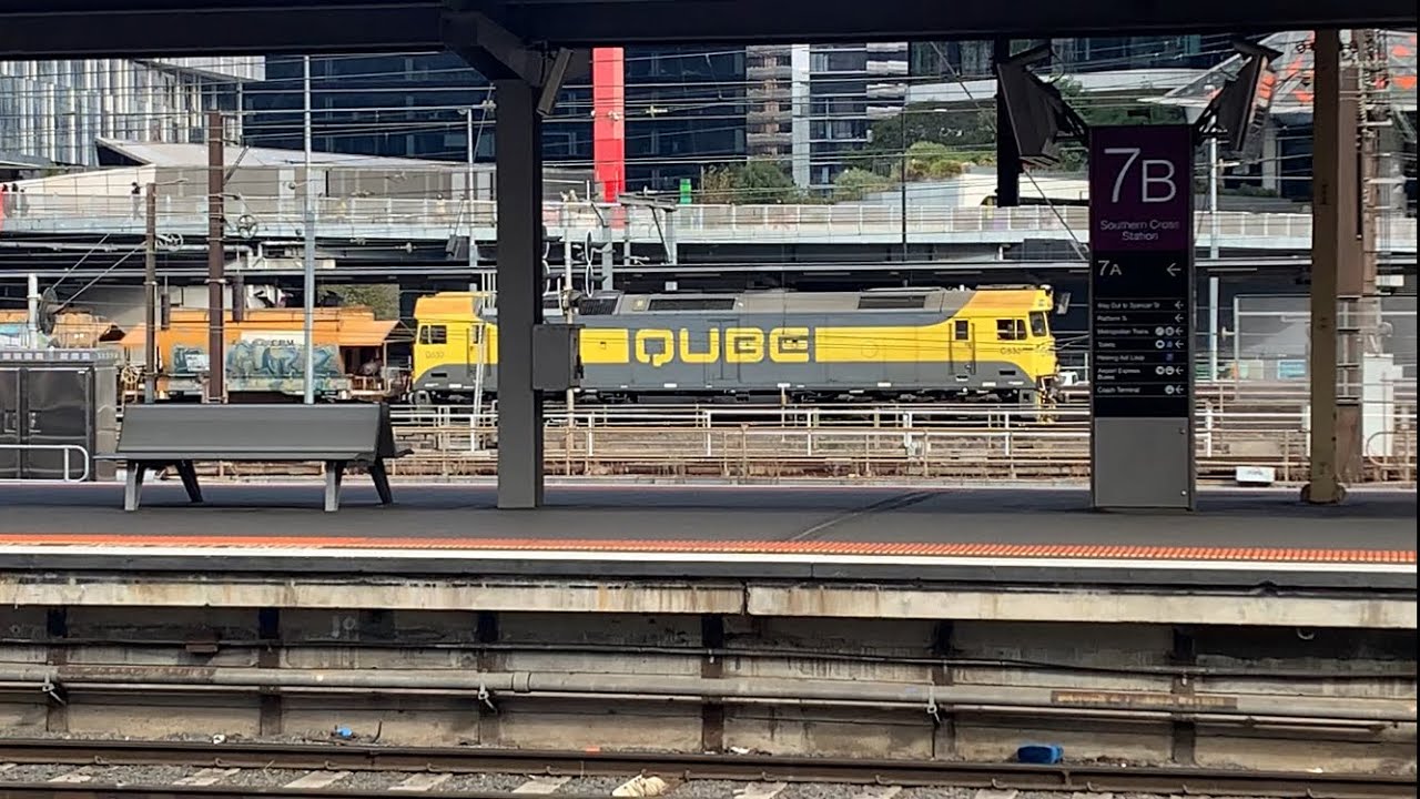 QUBE G532 Passes Through Southern Cross Station to Kilmore East - YouTube
