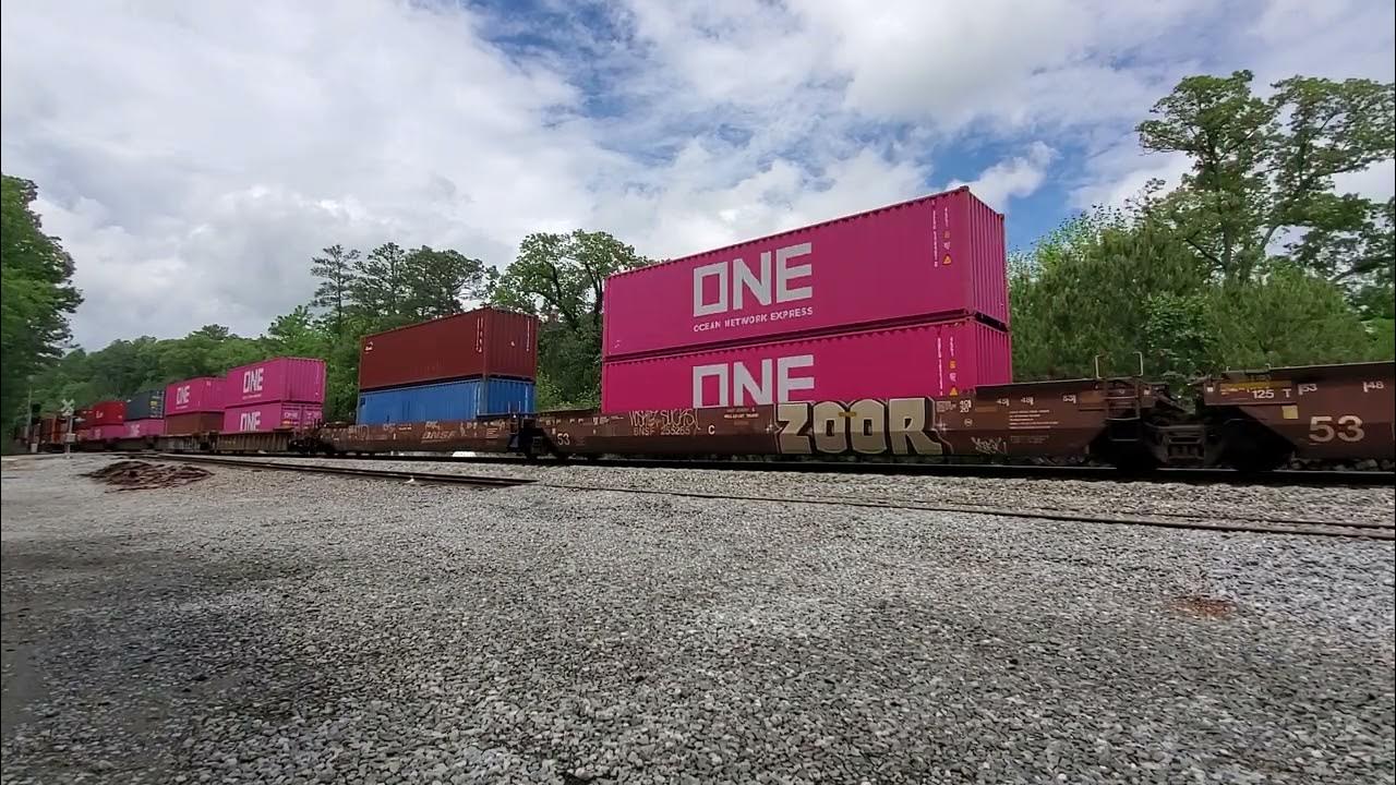 UP 5470 leads the southbound Intermodal by mile post 22 - YouTube