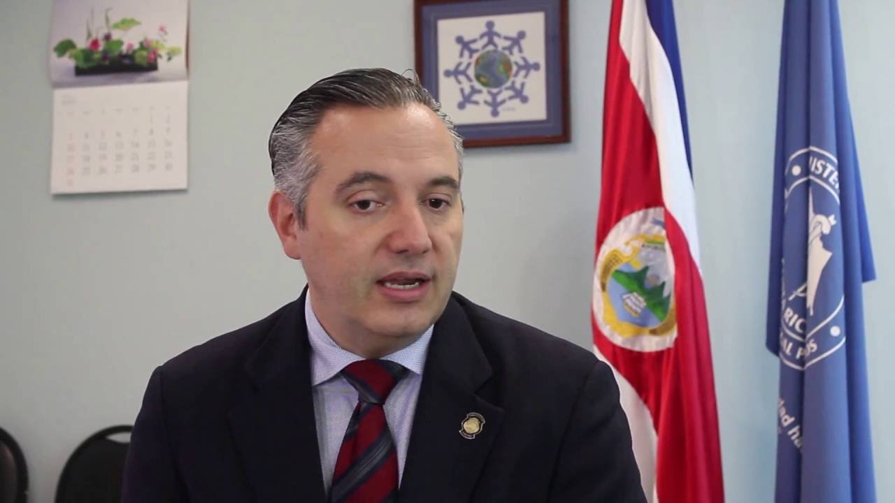Ministro de Salud Dr. Fernando Llorca Castro - YouTube