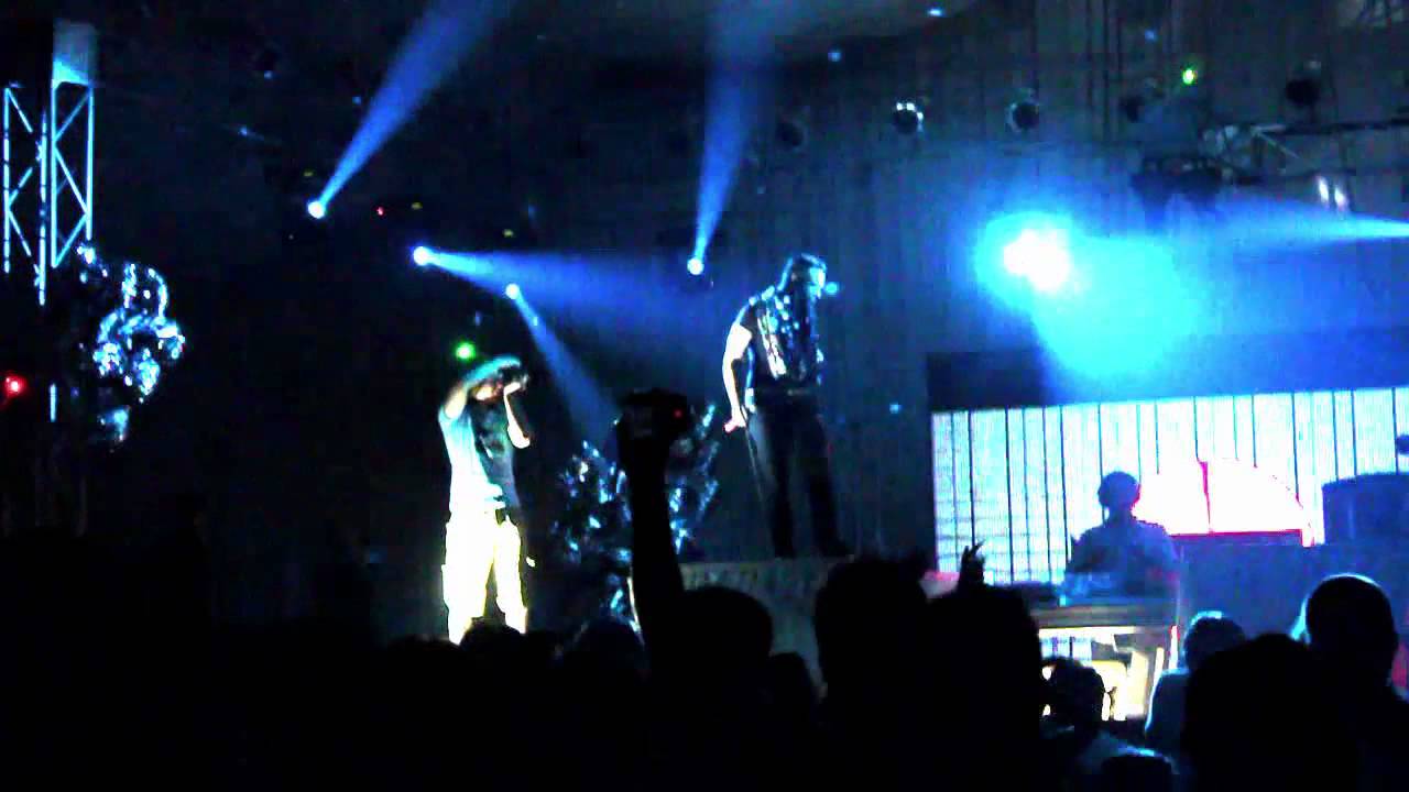 Farhad humayun & Faisal Baig - Eric Prydz The Wall Live in Lahore - YouTube